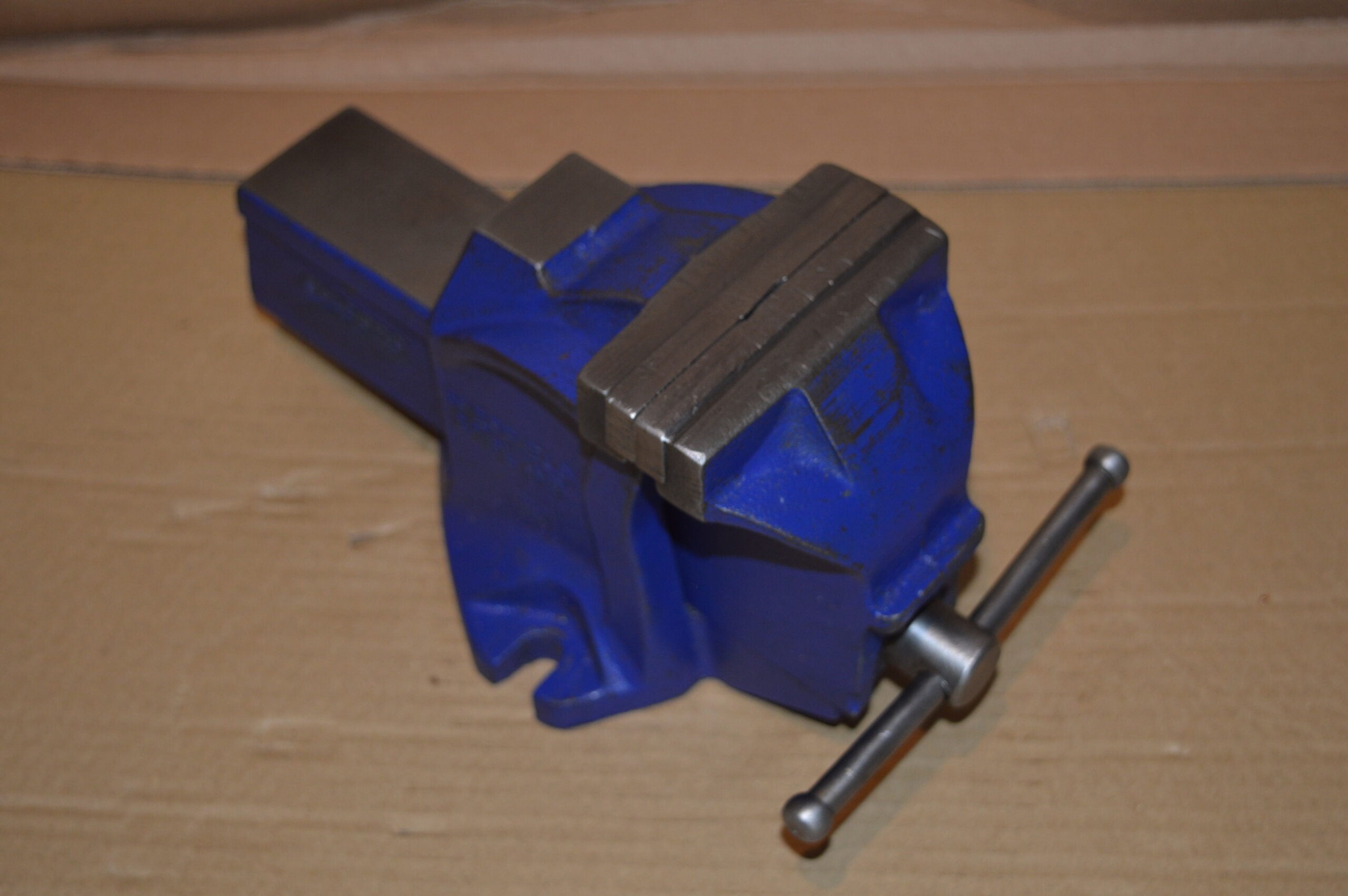 Record 1 Ton Engineers Bench Vice, 4" Jaws, 80216612 - G&M Tools